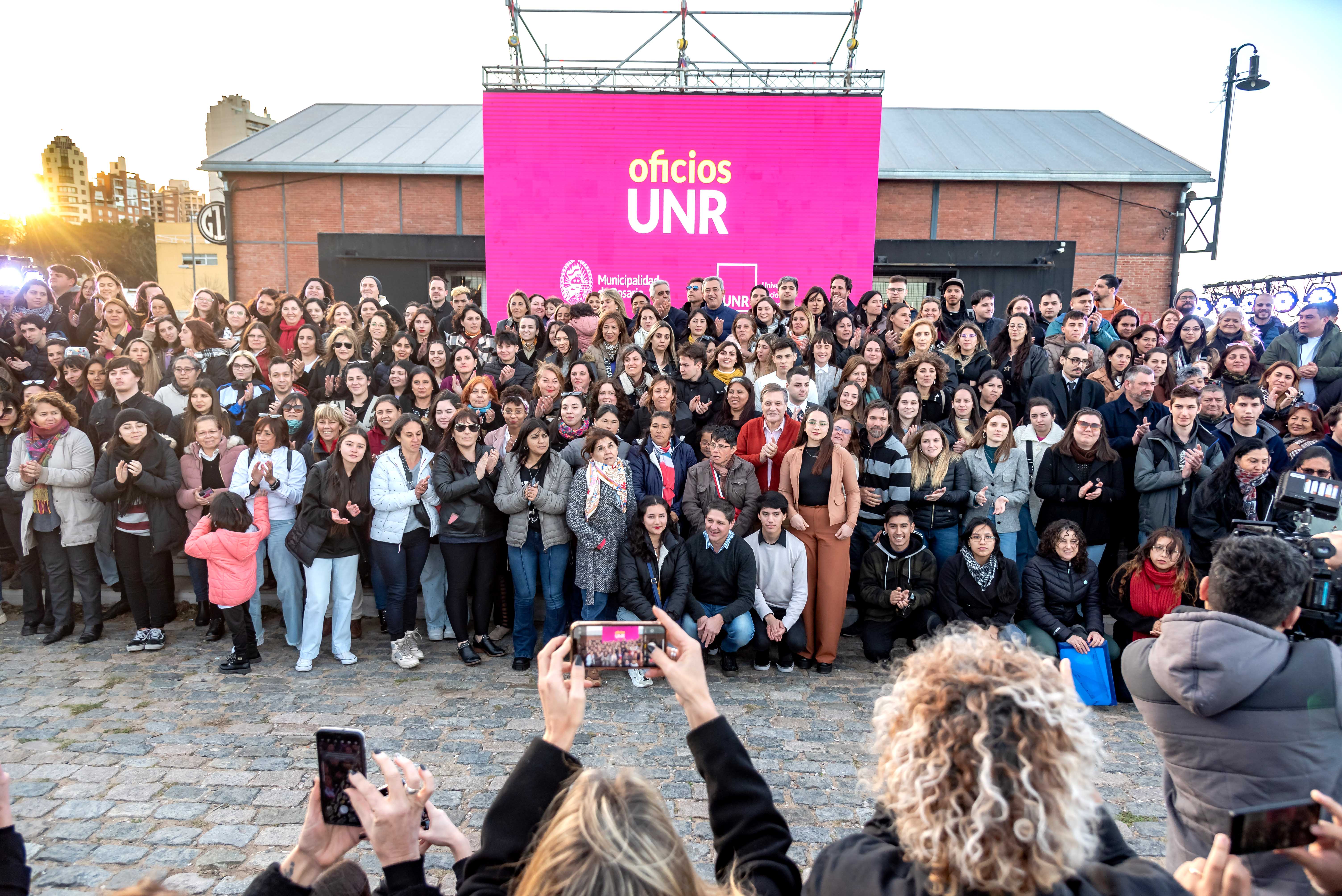 Noticias MR | La Municipalidad y la UNR entregaron diplomas a 1.000 ...